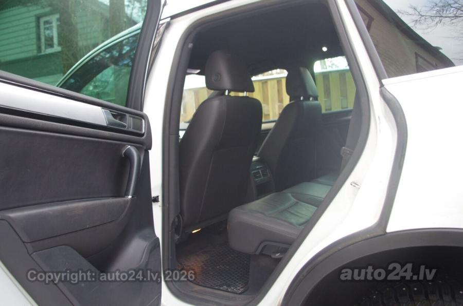 Balts Volkswagen Touareg 2017 Tallina, ar dzinēja tilpumu 3.00 L un nobraukumu 560 tūkst. km par 13000 €, foto 5 vietnē AUTOMOTO.COM.LV