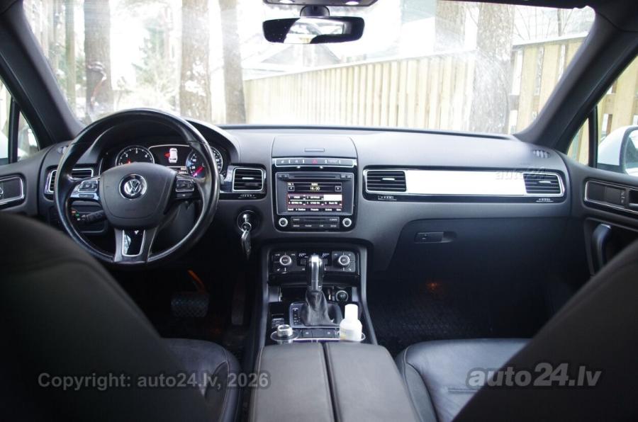 Balts Volkswagen Touareg 2017 Tallina, ar dzinēja tilpumu 3.00 L un nobraukumu 560 tūkst. km par 13000 €, foto 6 vietnē AUTOMOTO.COM.LV