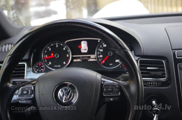 White Volkswagen Touareg 2017 in Tallinn, with an engine capacity of 3.00 L and mileage of 560 thousand km for 13000 €, photo 6 on AUTOMOTO.COM.LV