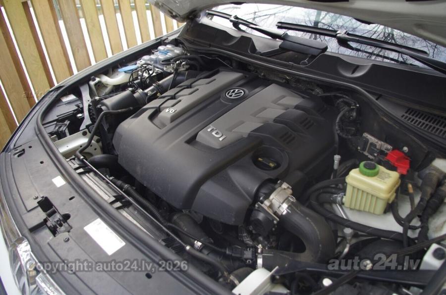 Balts Volkswagen Touareg 2017 Tallina, ar dzinēja tilpumu 3.00 L un nobraukumu 560 tūkst. km par 13000 €, foto 9 vietnē AUTOMOTO.COM.LV