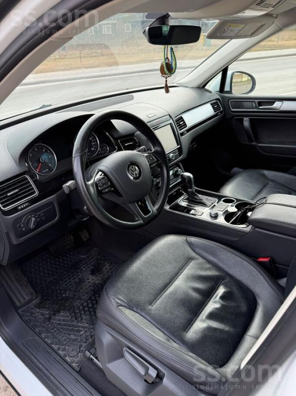 Balts Volkswagen Touareg 2017 Rīga, ar dzinēja tilpumu 3.00 L un nobraukumu 225 tūkst. km par 20000 €, foto 2 vietnē AUTOMOTO.COM.LV