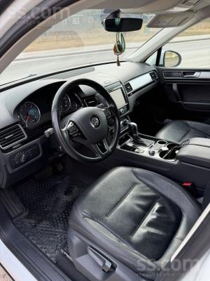White Volkswagen Touareg 2017 in Riga, with an engine capacity of 3.00 L and mileage of 225 thousand km for 20000 €, photo 3 on AUTOMOTO.COM.LV