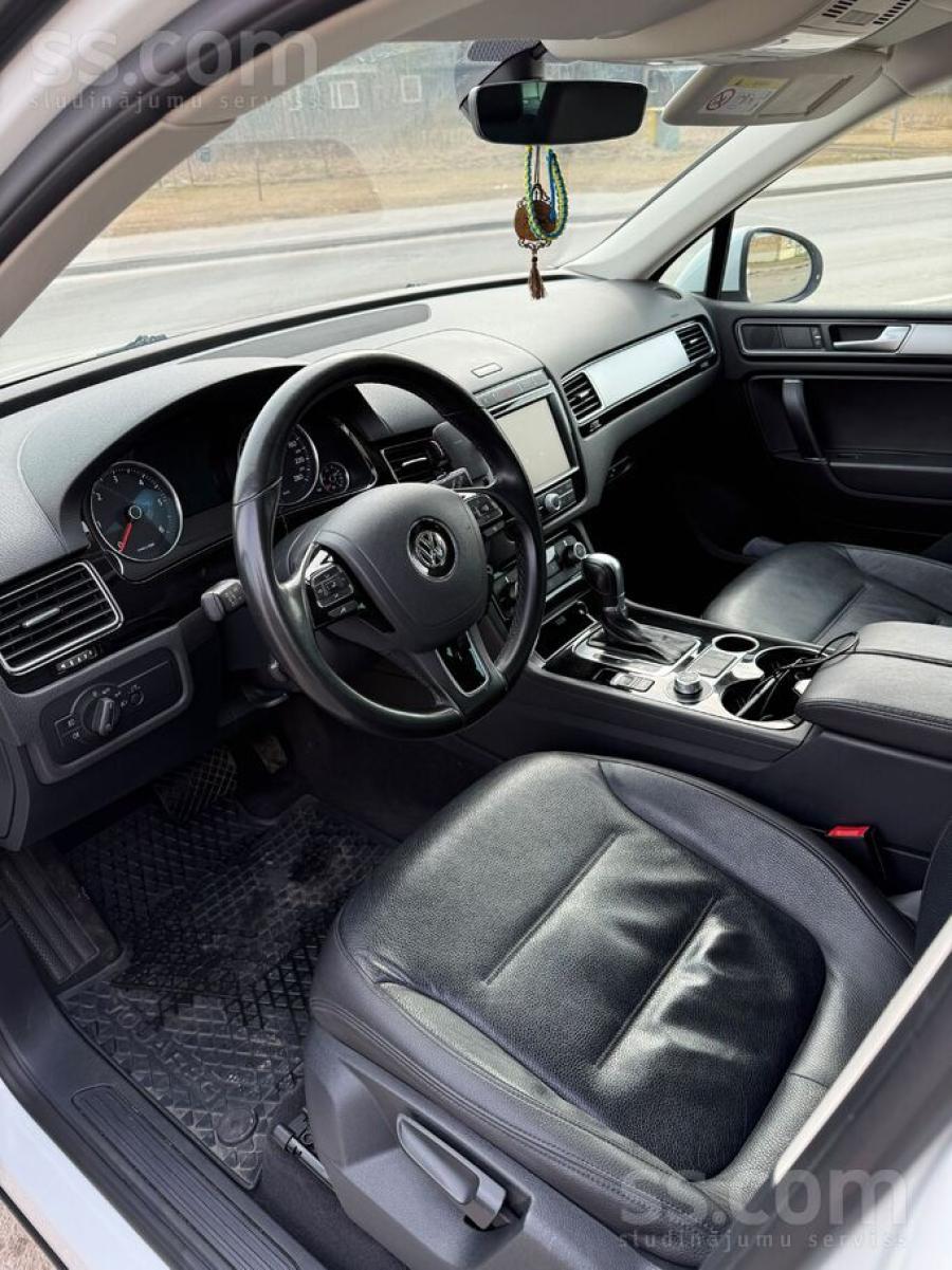 White Volkswagen Touareg 2017 in Riga, with an engine capacity of 3.00 L and mileage of 225 thousand km for 20000 €, photo 3 on AUTOMOTO.COM.LV