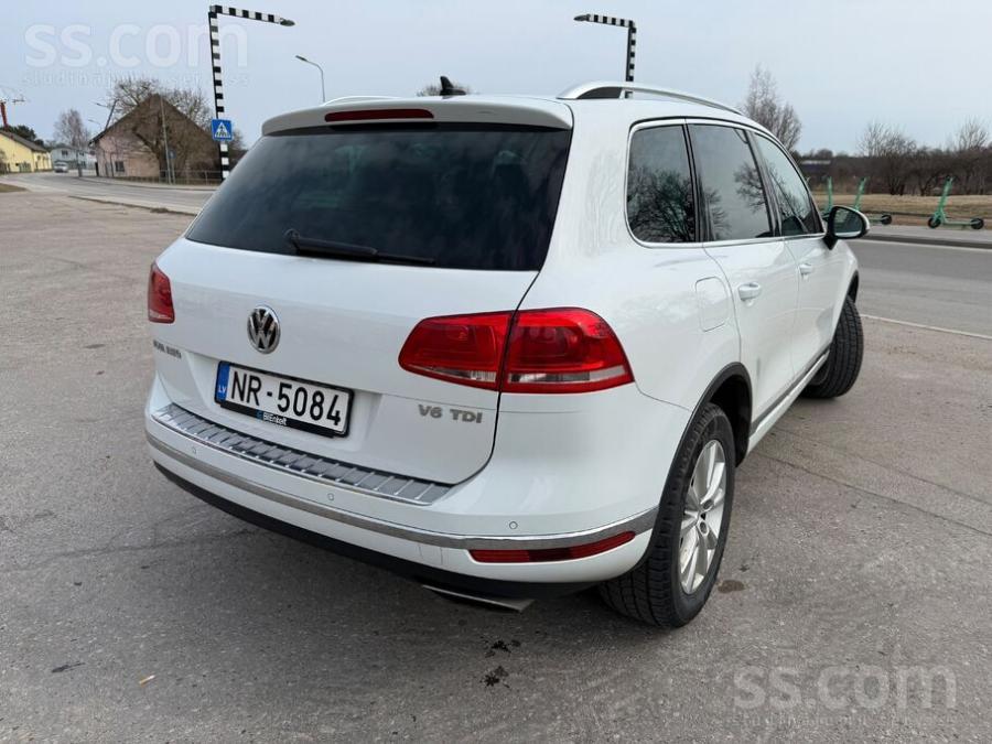 White Volkswagen Touareg 2017 in Riga, with an engine capacity of 3.00 L and mileage of 225 thousand km for 20000 €, photo 4 on AUTOMOTO.COM.LV