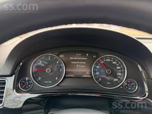White Volkswagen Touareg 2017 in Riga, with an engine capacity of 3.00 L and mileage of 225 thousand km for 20000 €, photo 5 on AUTOMOTO.COM.LV