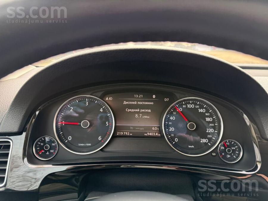 White Volkswagen Touareg 2017 in Riga, with an engine capacity of 3.00 L and mileage of 225 thousand km for 20000 €, photo 5 on AUTOMOTO.COM.LV