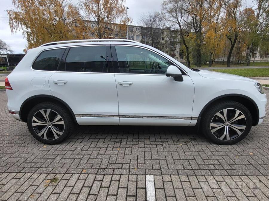 White Volkswagen Touareg 2017 in Riga, with an engine capacity of 3.00 L and mileage of 225 thousand km for 20000 €, photo 6 on AUTOMOTO.COM.LV