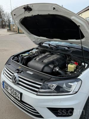 White Volkswagen Touareg 2017 in Riga, with an engine capacity of 3.00 L and mileage of 225 thousand km for 20000 €, photo 7 on AUTOMOTO.COM.LV