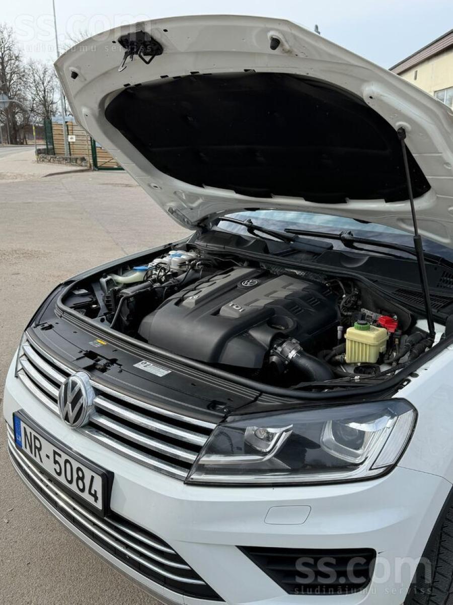 White Volkswagen Touareg 2017 in Riga, with an engine capacity of 3.00 L and mileage of 225 thousand km for 20000 €, photo 7 on AUTOMOTO.COM.LV