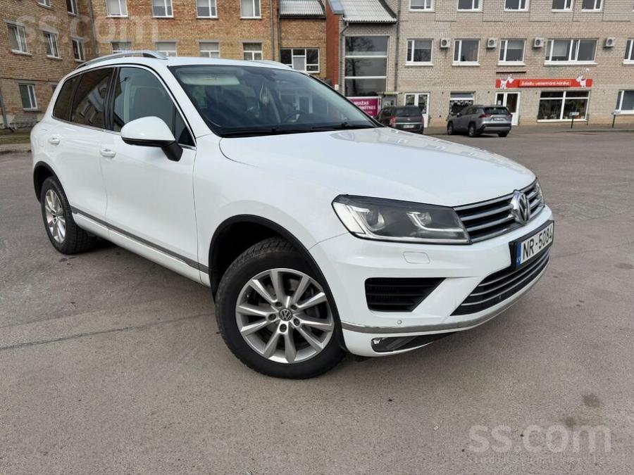 White Volkswagen Touareg 2017 in Riga, with an engine capacity of 3.00 L and mileage of 225 thousand km for 20000 €, photo 8 on AUTOMOTO.COM.LV