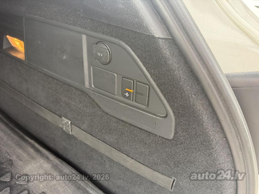 Balts Volkswagen Touareg 2017 Tallina, ar dzinēja tilpumu 3.00 L un nobraukumu 256 tūkst. km par 14490 €, foto 12 vietnē AUTOMOTO.COM.LV