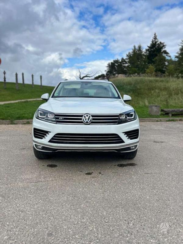 White Volkswagen Touareg 2017 in Siauliai, with an engine capacity of 2.97 L and mileage of 136 thousand km for 21300 €, photo 1 on AUTOMOTO.COM.LV