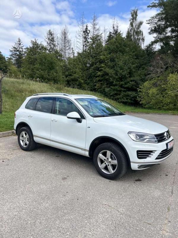 White Volkswagen Touareg 2017 in Siauliai, with an engine capacity of 2.97 L and mileage of 136 thousand km for 21300 €, photo 3 on AUTOMOTO.COM.LV