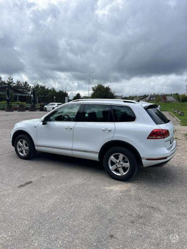 White Volkswagen Touareg 2017 in Siauliai, with an engine capacity of 2.97 L and mileage of 136 thousand km for 21300 €, photo 4 on AUTOMOTO.COM.LV