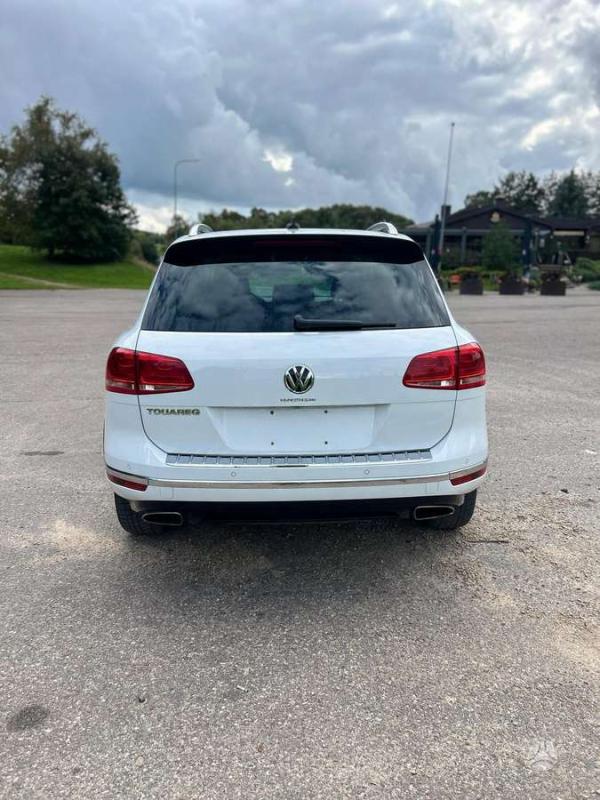 White Volkswagen Touareg 2017 in Siauliai, with an engine capacity of 2.97 L and mileage of 136 thousand km for 21300 €, photo 5 on AUTOMOTO.COM.LV