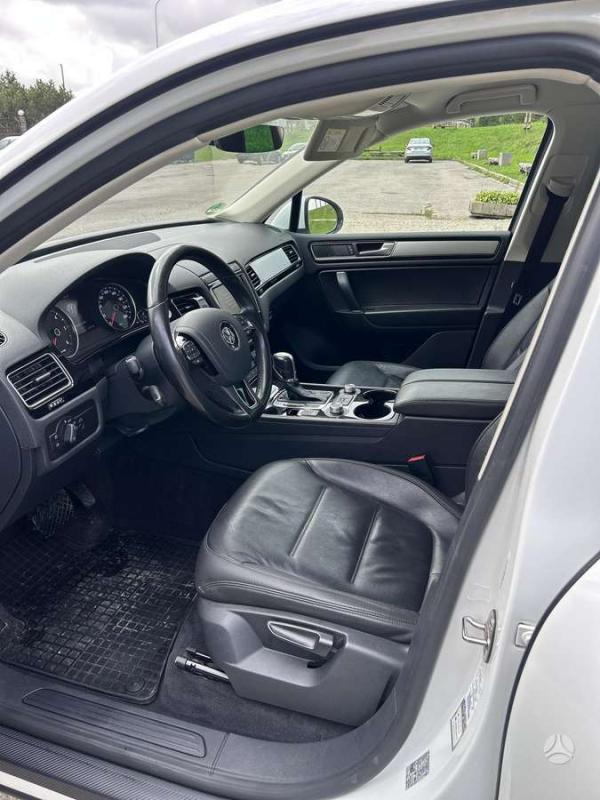 White Volkswagen Touareg 2017 in Siauliai, with an engine capacity of 2.97 L and mileage of 136 thousand km for 21300 €, photo 6 on AUTOMOTO.COM.LV