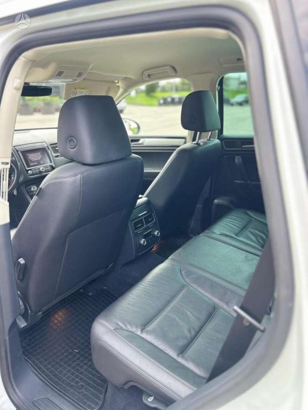 White Volkswagen Touareg 2017 in Siauliai, with an engine capacity of 2.97 L and mileage of 136 thousand km for 21300 €, photo 7 on AUTOMOTO.COM.LV