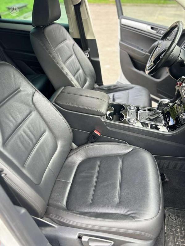 White Volkswagen Touareg 2017 in Siauliai, with an engine capacity of 2.97 L and mileage of 136 thousand km for 21300 €, photo 8 on AUTOMOTO.COM.LV
