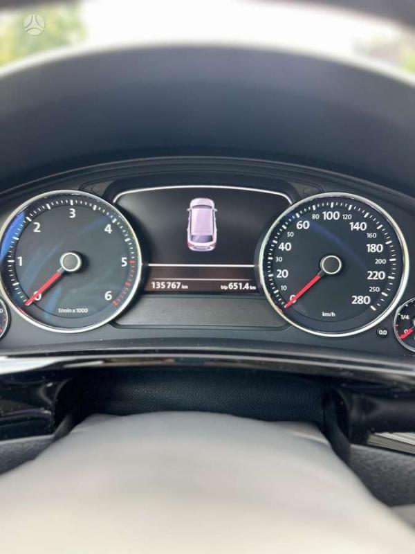 White Volkswagen Touareg 2017 in Siauliai, with an engine capacity of 2.97 L and mileage of 136 thousand km for 21300 €, photo 9 on AUTOMOTO.COM.LV