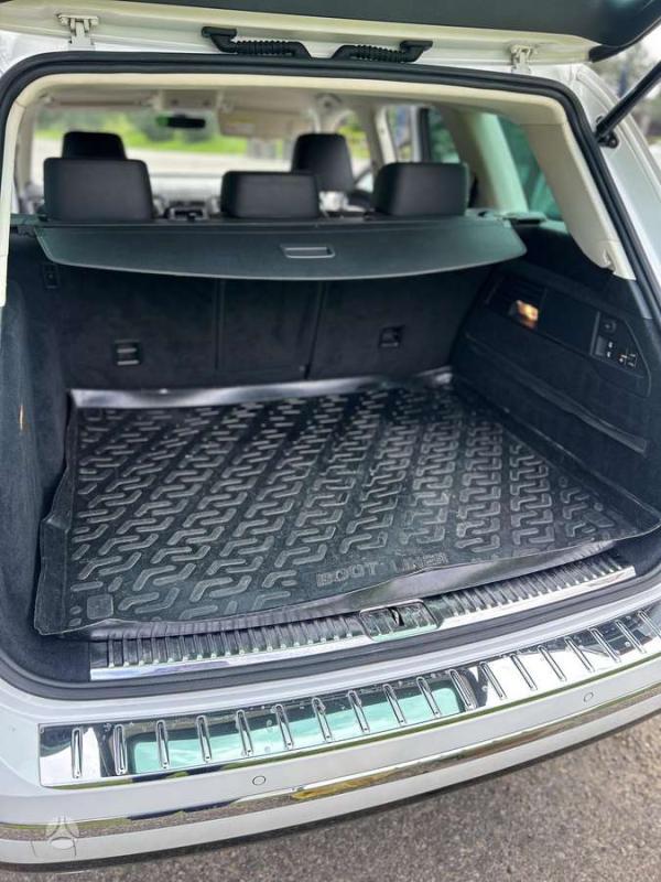 White Volkswagen Touareg 2017 in Siauliai, with an engine capacity of 2.97 L and mileage of 136 thousand km for 21300 €, photo 11 on AUTOMOTO.COM.LV