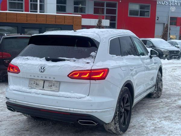 Balts Volkswagen Touareg 2018 Kauņa, ar dzinēja tilpumu 3.00 L un nobraukumu 339 tūkst. km par 24500 €, foto 3 vietnē AUTOMOTO.COM.LV
