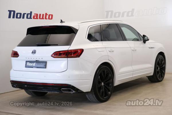 White Volkswagen Touareg 2018 in Tallinn, with an engine capacity of 3.00 L and mileage of 174 thousand km for 35900 €, photo 2 on AUTOMOTO.COM.LV