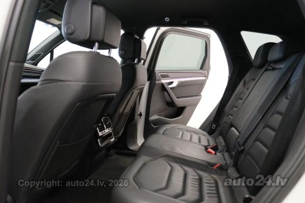 White Volkswagen Touareg 2018 in Tallinn, with an engine capacity of 3.00 L and mileage of 174 thousand km for 35900 €, photo 6 on AUTOMOTO.COM.LV