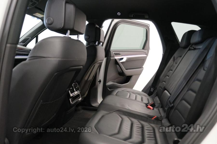 White Volkswagen Touareg 2018 in Tallinn, with an engine capacity of 3.00 L and mileage of 174 thousand km for 35900 €, photo 6 on AUTOMOTO.COM.LV