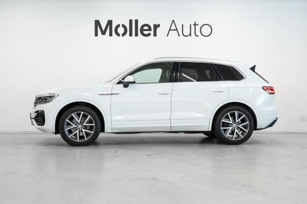 Balts Volkswagen Touareg 2018 Viļņa, ar dzinēja tilpumu 3.00 L un nobraukumu 127 tūkst. km par 34900 €, foto 2 vietnē AUTOMOTO.COM.LV