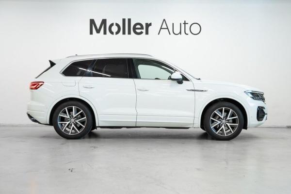 Balts Volkswagen Touareg 2018 Viļņa, ar dzinēja tilpumu 3.00 L un nobraukumu 127 tūkst. km par 34900 €, foto 4 vietnē AUTOMOTO.COM.LV