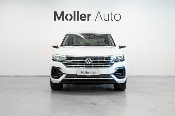 Balts Volkswagen Touareg 2018 Viļņa, ar dzinēja tilpumu 3.00 L un nobraukumu 127 tūkst. km par 34900 €, foto 5 vietnē AUTOMOTO.COM.LV