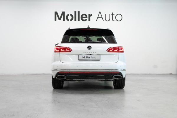 Balts Volkswagen Touareg 2018 Viļņa, ar dzinēja tilpumu 3.00 L un nobraukumu 127 tūkst. km par 34900 €, foto 6 vietnē AUTOMOTO.COM.LV