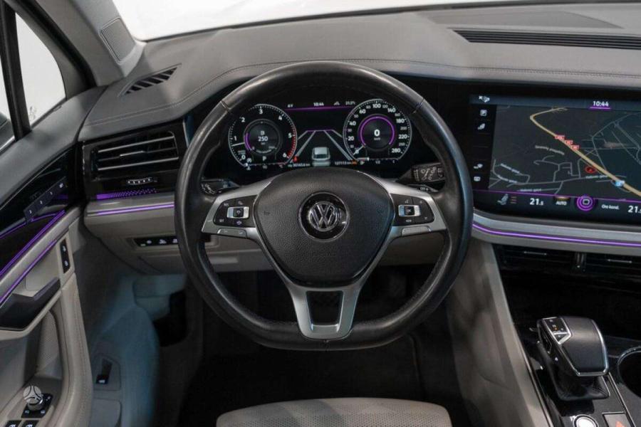 White Volkswagen Touareg 2018 in Vilnius, with an engine capacity of 3.00 L and mileage of 127 thousand km for 34900 €, photo 10 on AUTOMOTO.COM.LV