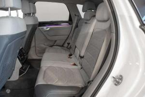 White Volkswagen Touareg 2018 in Vilnius, with an engine capacity of 3.00 L and mileage of 127 thousand km for 34900 €, photo 22 on AUTOMOTO.COM.LV