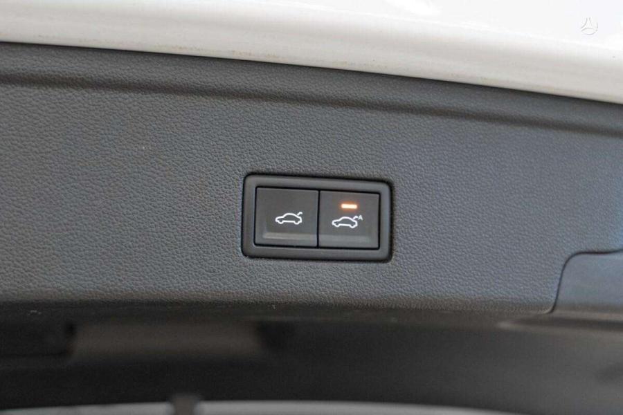 White Volkswagen Touareg 2018 in Vilnius, with an engine capacity of 3.00 L and mileage of 127 thousand km for 34900 €, photo 27 on AUTOMOTO.COM.LV