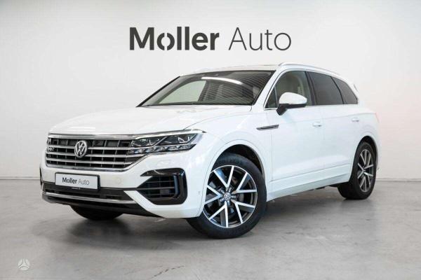 White Volkswagen Touareg 2018 in Vilnius, with an engine capacity of 3.00 L and mileage of 127 thousand km for 34500 €, photo 1 on AUTOMOTO.COM.LV