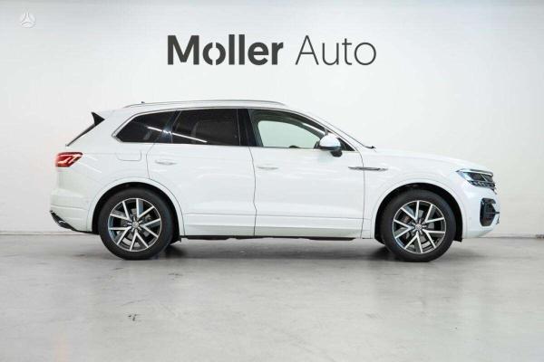 White Volkswagen Touareg 2018 in Vilnius, with an engine capacity of 3.00 L and mileage of 127 thousand km for 34500 €, photo 4 on AUTOMOTO.COM.LV