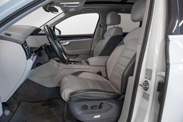 White Volkswagen Touareg 2018 in Vilnius, with an engine capacity of 3.00 L and mileage of 127 thousand km for 34500 €, photo 7 on AUTOMOTO.COM.LV