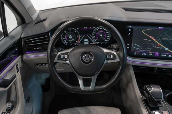 White Volkswagen Touareg 2018 in Vilnius, with an engine capacity of 3.00 L and mileage of 127 thousand km for 34500 €, photo 9 on AUTOMOTO.COM.LV