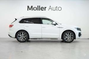White Volkswagen Touareg 2018 in Vilnius, with an engine capacity of 3.00 L and mileage of 127 thousand km for 33300 €, photo 5 on AUTOMOTO.COM.LV
