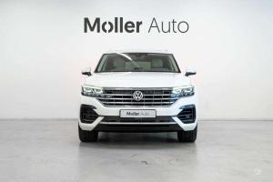 White Volkswagen Touareg 2018 in Vilnius, with an engine capacity of 3.00 L and mileage of 127 thousand km for 33300 €, photo 6 on AUTOMOTO.COM.LV