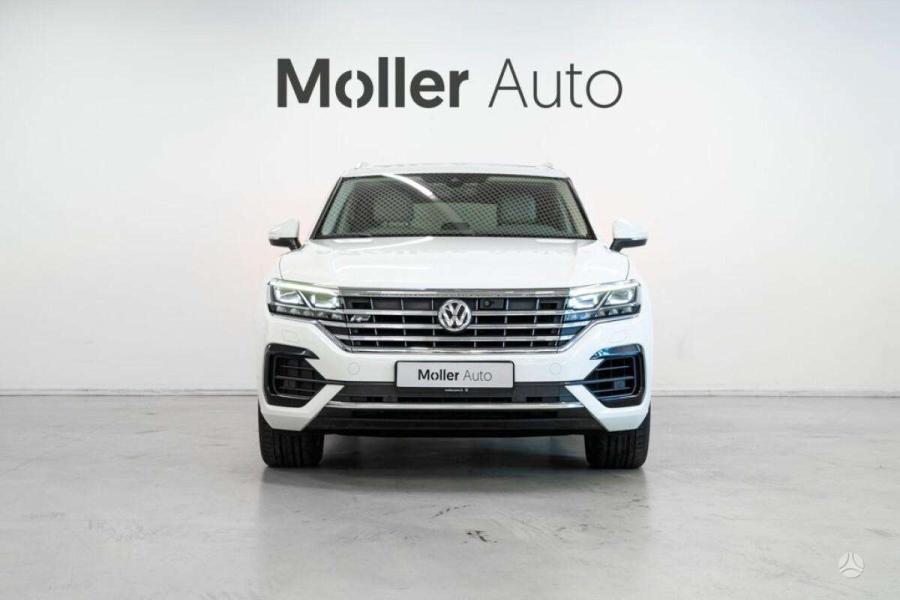 White Volkswagen Touareg 2018 in Vilnius, with an engine capacity of 3.00 L and mileage of 127 thousand km for 33300 €, photo 6 on AUTOMOTO.COM.LV