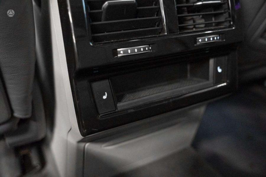 White Volkswagen Touareg 2018 in Vilnius, with an engine capacity of 3.00 L and mileage of 127 thousand km for 33300 €, photo 23 on AUTOMOTO.COM.LV