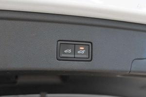 White Volkswagen Touareg 2018 in Vilnius, with an engine capacity of 3.00 L and mileage of 127 thousand km for 33300 €, photo 27 on AUTOMOTO.COM.LV
