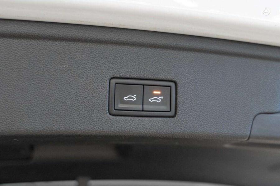White Volkswagen Touareg 2018 in Vilnius, with an engine capacity of 3.00 L and mileage of 127 thousand km for 33300 €, photo 27 on AUTOMOTO.COM.LV