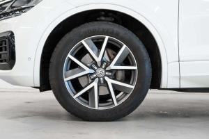 White Volkswagen Touareg 2018 in Vilnius, with an engine capacity of 3.00 L and mileage of 127 thousand km for 33300 €, photo 29 on AUTOMOTO.COM.LV