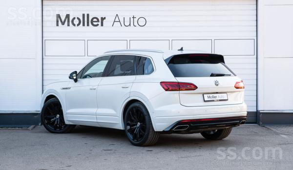 White Volkswagen Touareg 2019 in Riga, with an engine capacity of 4.00 L and mileage of 159 thousand km for 39950 €, photo 4 on AUTOMOTO.COM.LV