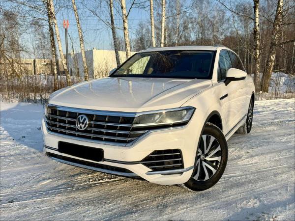 White Volkswagen Touareg 2019 in Kaunas, with an engine capacity of 2.97 L and mileage of 200 thousand km for 29999 €, photo 1 on AUTOMOTO.COM.LV