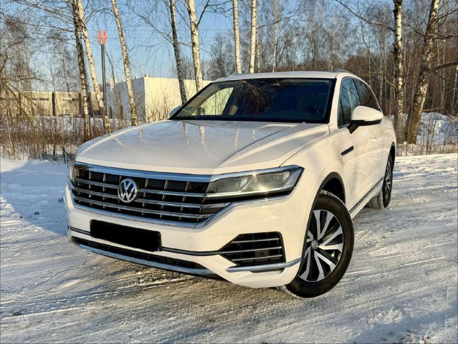 White Volkswagen Touareg 2019 in Kaunas, with an engine capacity of 2.97 L and mileage of 200 thousand km for 29999 €, photo 1 on AUTOMOTO.COM.LV