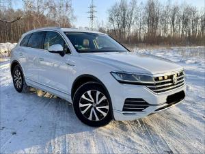 White Volkswagen Touareg 2019 in Kaunas, with an engine capacity of 2.97 L and mileage of 200 thousand km for 29999 €, photo 2 on AUTOMOTO.COM.LV
